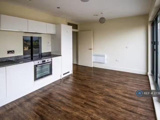 Just in! 1 BA 1 bedroom flat for rent in Wellington House, Car.