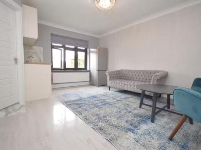 Cheap 1 BA 1 bedroom flat for rent in Wincanton Gardens, Ilfor.
