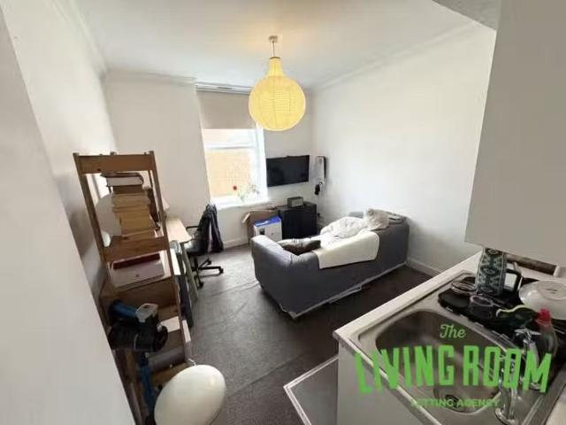 Cozy 1 BA 1 bedroom flat for rent in Blaenclydach Street, Rive.