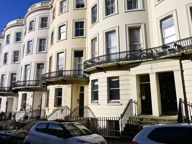 Charming 1 BA 1 bedroom flat for rent in Brunswick Place, Hove.