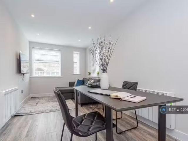 Nice 1 BA 1 bedroom flat for rent in Corporation Street, Bolto.
