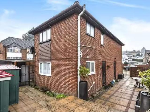 Deal! 1 BA 1 bedroom flat for rent in Desborough Avenue, High.