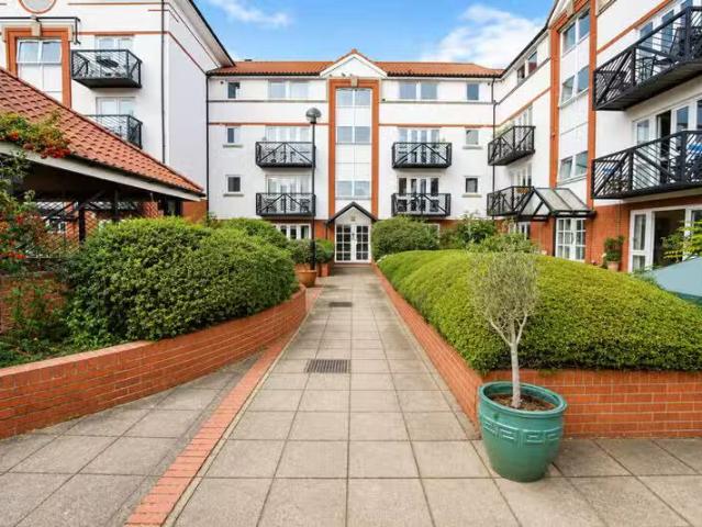 Rental! 1 BA 1 bedroom flat for rent in Ferrymans Court, Queen.