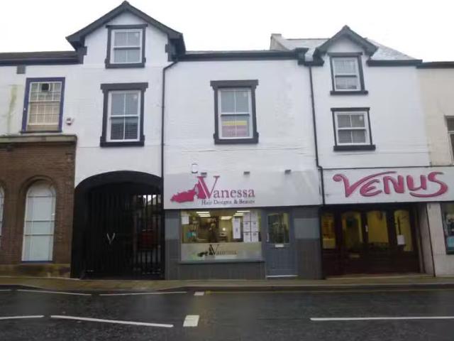 Deal! 1 BA 1 bedroom flat for rent in High Street, Neston, CH64