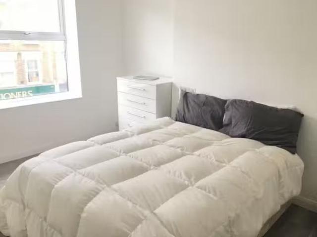 Just in! 1 BA 1 bedroom flat for rent in Kingsland High Street.