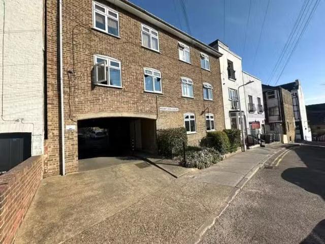 Deal! 1 BA 1 bedroom flat for rent in Mount Zion House, Camden.
