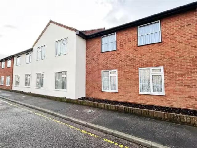 For Rent! 1 BA 1 bedroom flat for rent in North Street, Walton.