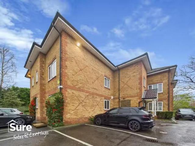 Cheap 1 BA 1 bedroom flat for rent in Ronald Court, Oakwood Ro.