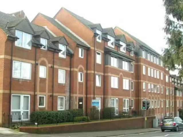 Cheap 1 BA 1 bedroom flat for rent in Station Road, Parkstone.