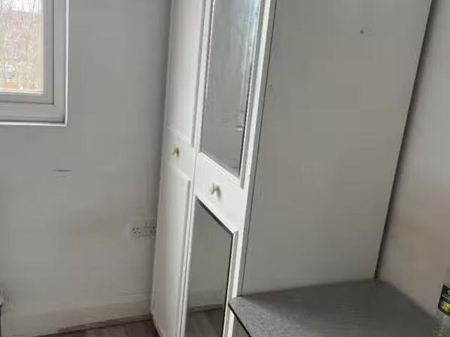Rental! 1 BA 1 bedroom house for rent in Lodge Road, Croydon.