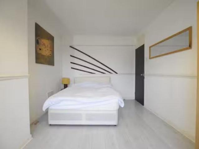 Deal! 1 BA 1 bedroom house share for rent in Alma Street, Stra.