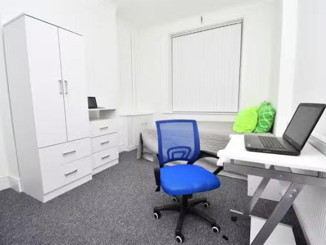 Cozy 1 BA 1 bedroom house share for rent in Bar Street, Burnle.
