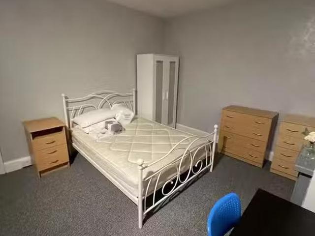 Cheap 1 BA 1 bedroom house share for rent in Holyhead Road Roo.