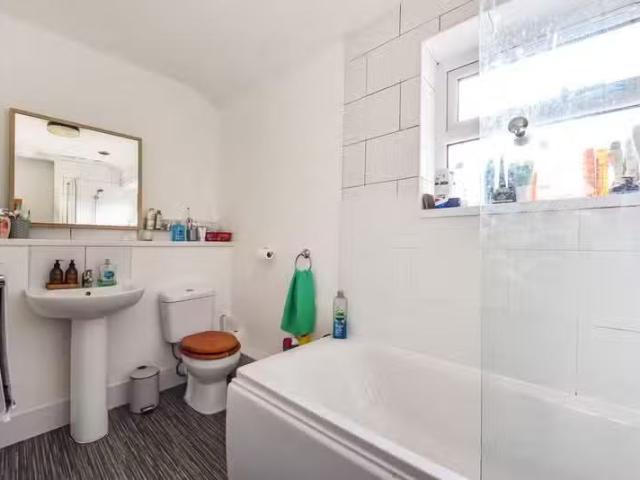 Just in! 1 BA 1 bedroom house share for rent in Laura Street.