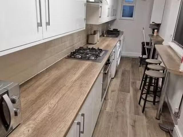 Cozy 1 BA 1 bedroom house share for rent in Large Ensuite in E.