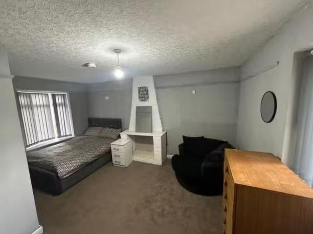 Rental! 1 BA 1 bedroom house share for rent in Rooms available.