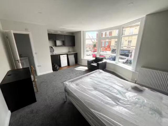 Rental! 1 BA 1 bedroom maisonette for rent in Ashley Road, Poo.