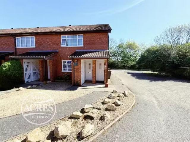 Nice 1 BA 1 bedroom mews property for rent in Lane Croft, Walm.