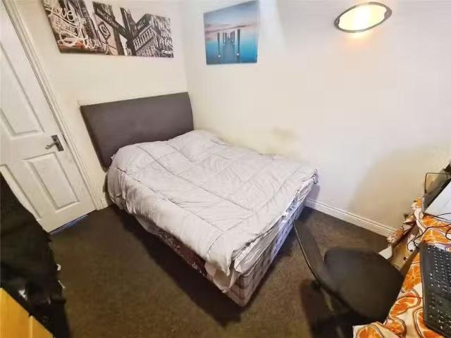 Just in! 1 BA 1 bedroom Mid Terrace Room to rent, White Star P.