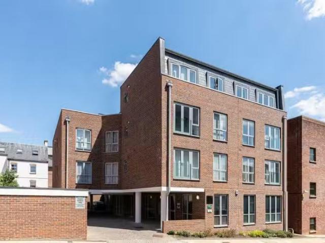 Cheap 1 BA 1 bedroom penthouse for rent in King House, Victori.