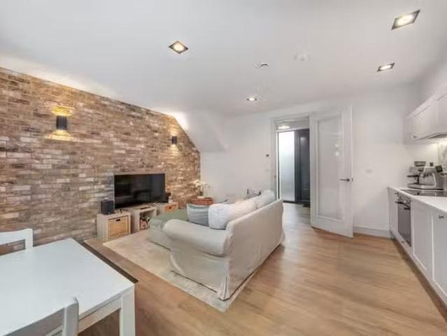 Charming 1 BA 1 bedroom property to let in Bakers Lane, London.