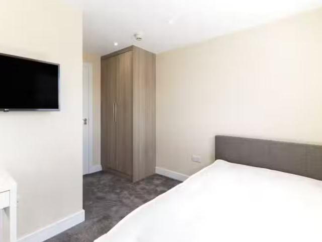 New 1 BA 1 bedroom property to let in Kilmaine Road, London, S.