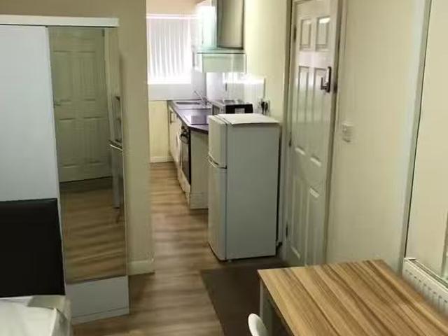 Cozy 1 BA 1 bedroom terraced house for rent in 21, Humber Road.