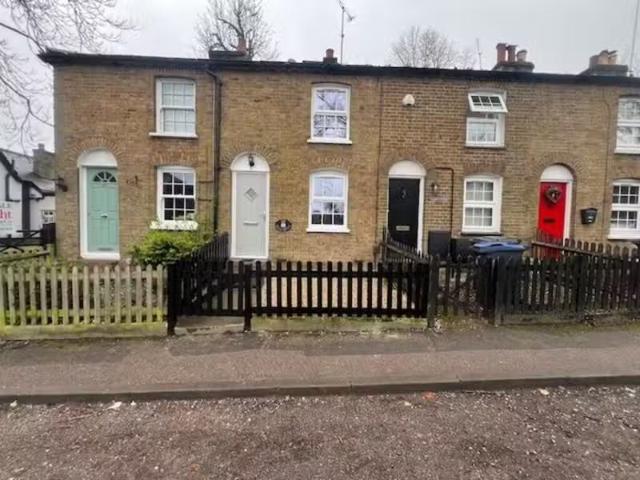 Cozy 1 BA 2 bedroom cottage for rent in Station Road, Sawbridg.