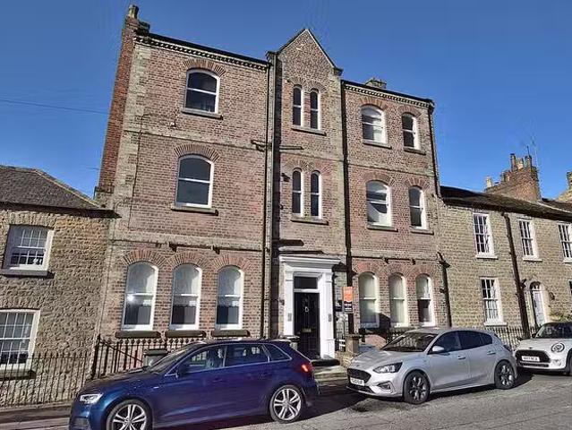 Cheap 1 BA 2 bedroom apartment for rent in Maison Dieu, Richmo.