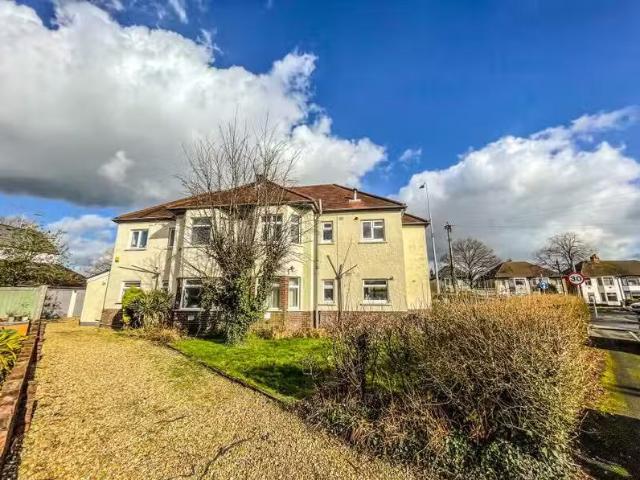 Unique 1 BA 2 bedroom apartment for rent in Manor Way, Whitchu.