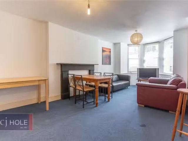 Deal! 1 BA 2 bedroom apartment for rent in Clifton Park Road.