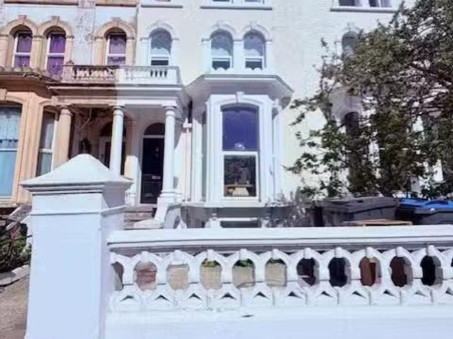 Charming 1 BA 2 bedroom apartment for rent in Crescent Road, R.