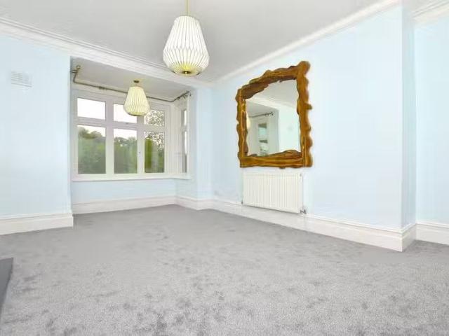 Rental! 1 BA 2 bedroom apartment for rent in Croydon Road, Cat.