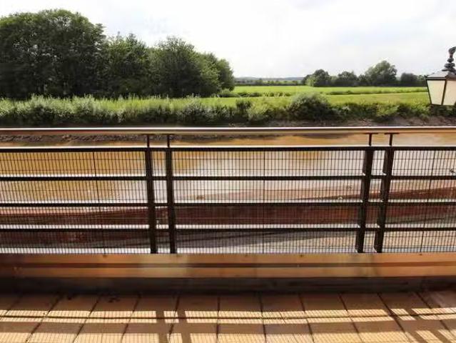 Cozy 1 BA 2 bedroom apartment for rent in Granary Wharf, Gains.