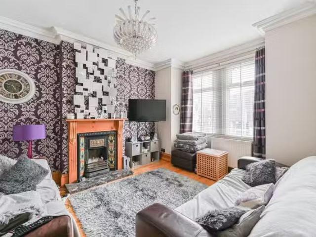 Unique 1 BA 2 bedroom apartment for rent in Grange Park Road.