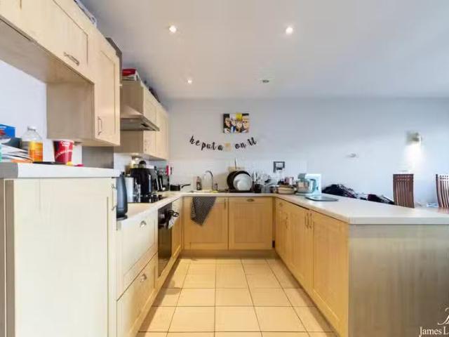 For Rent! 1 BA 2 bedroom apartment for rent in Grosvenor Stree.