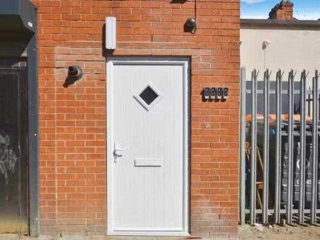 Rental! 1 BA 2 bedroom apartment for rent in High Street, Spar.