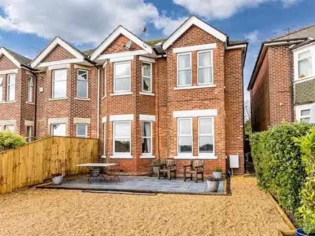 New 1 BA 2 bedroom apartment for rent in Park Lake Road, Poole.