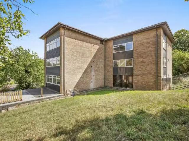 Cozy 1 BA 2 bedroom apartment for rent in Pettifer Way, High W.
