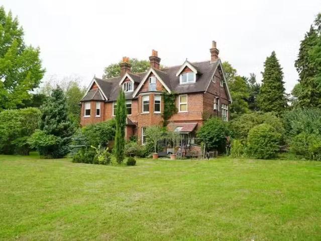 Nice 1 BA 2 bedroom apartment for rent in Poplar Road, Shalfor.