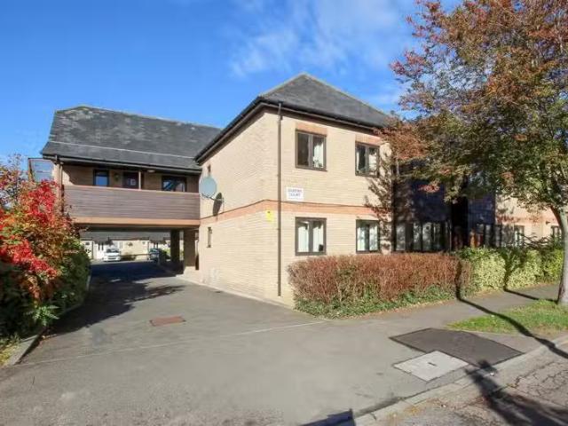 Rental! 1 BA 2 bedroom apartment for rent in Queens Court, St.