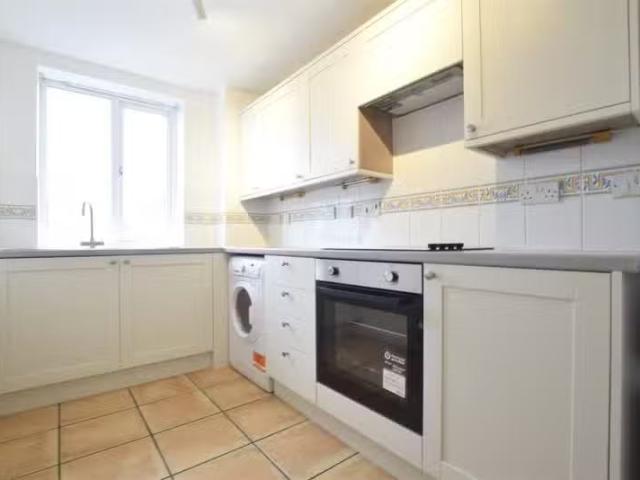 Rental! 1 BA 2 bedroom apartment for rent in Sheldons Court, W.