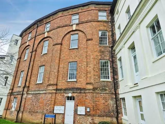 Just in! 1 BA 2 bedroom apartment for rent in The Crescent, Gl.