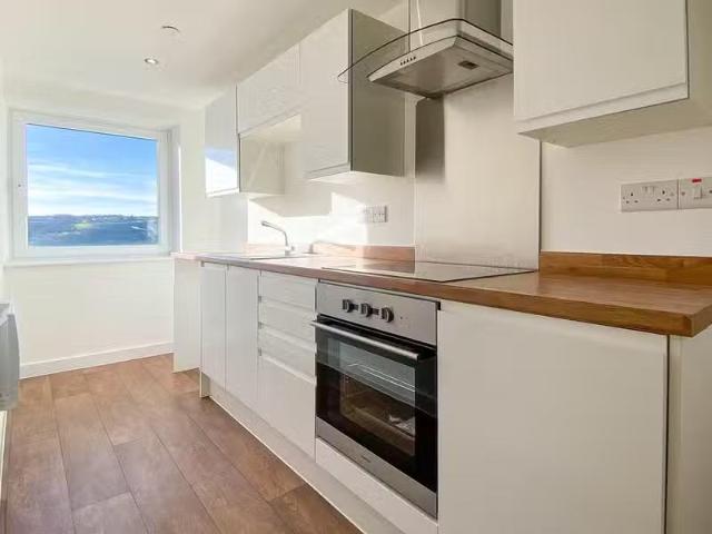 Deal! 1 BA 2 bedroom apartment for rent in Wheatley Court, Hal.