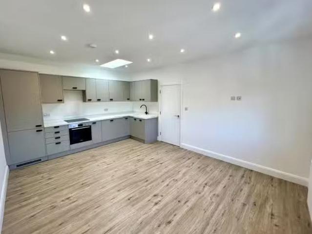 Charming 1 BA 2 bedroom apartment for rent in Worplesdon Road.