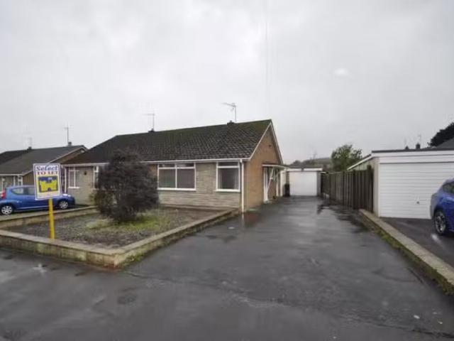 Cheap 1 BA 2 bedroom bungalow for rent in Fairlawn Drive, King.