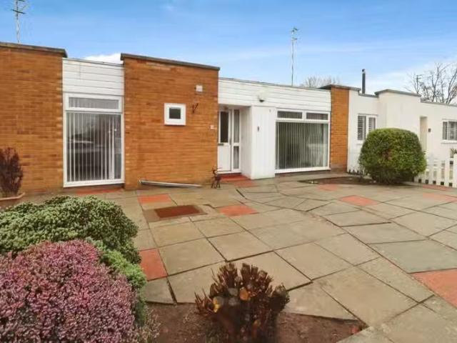 Deal! 1 BA 2 bedroom bungalow for rent in Reade Close, Spital.