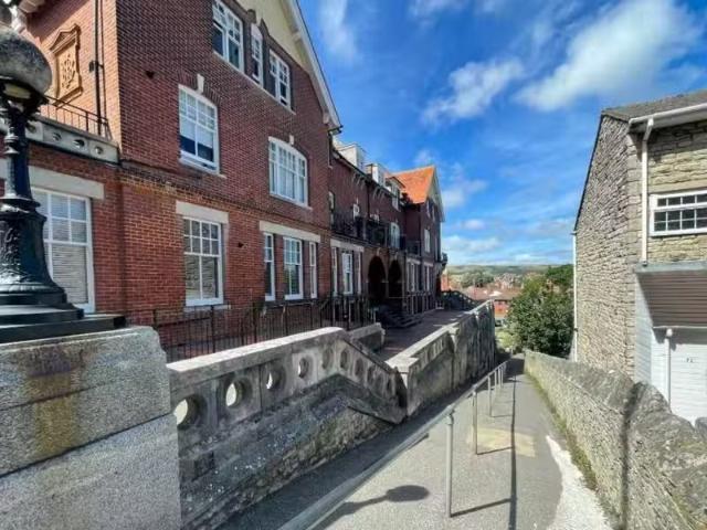 Rental! 1 BA 2 bedroom ground floor flat for rent in Springhil.