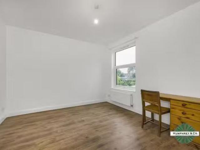 New 1 BA 2 bedroom end of terrace house for rent in Brick Lane.