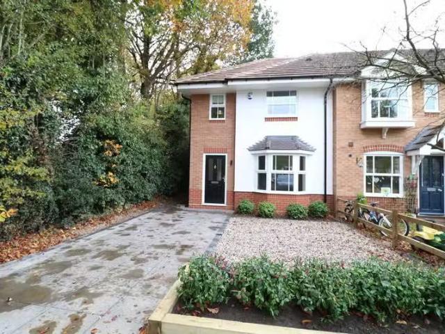 Cheap 1 BA 2 bedroom end of terrace house for rent in Kingslan.